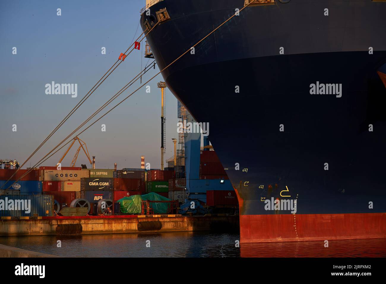 Navire-conteneur dans le port au terminal des conteneurs. Les navires à ...