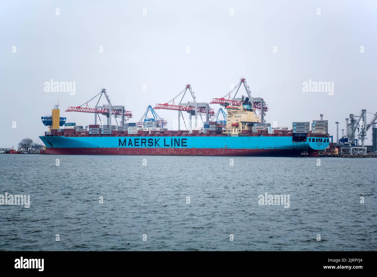 Le navire à conteneurs MAERSK se trouve dans le port du terminal à ...