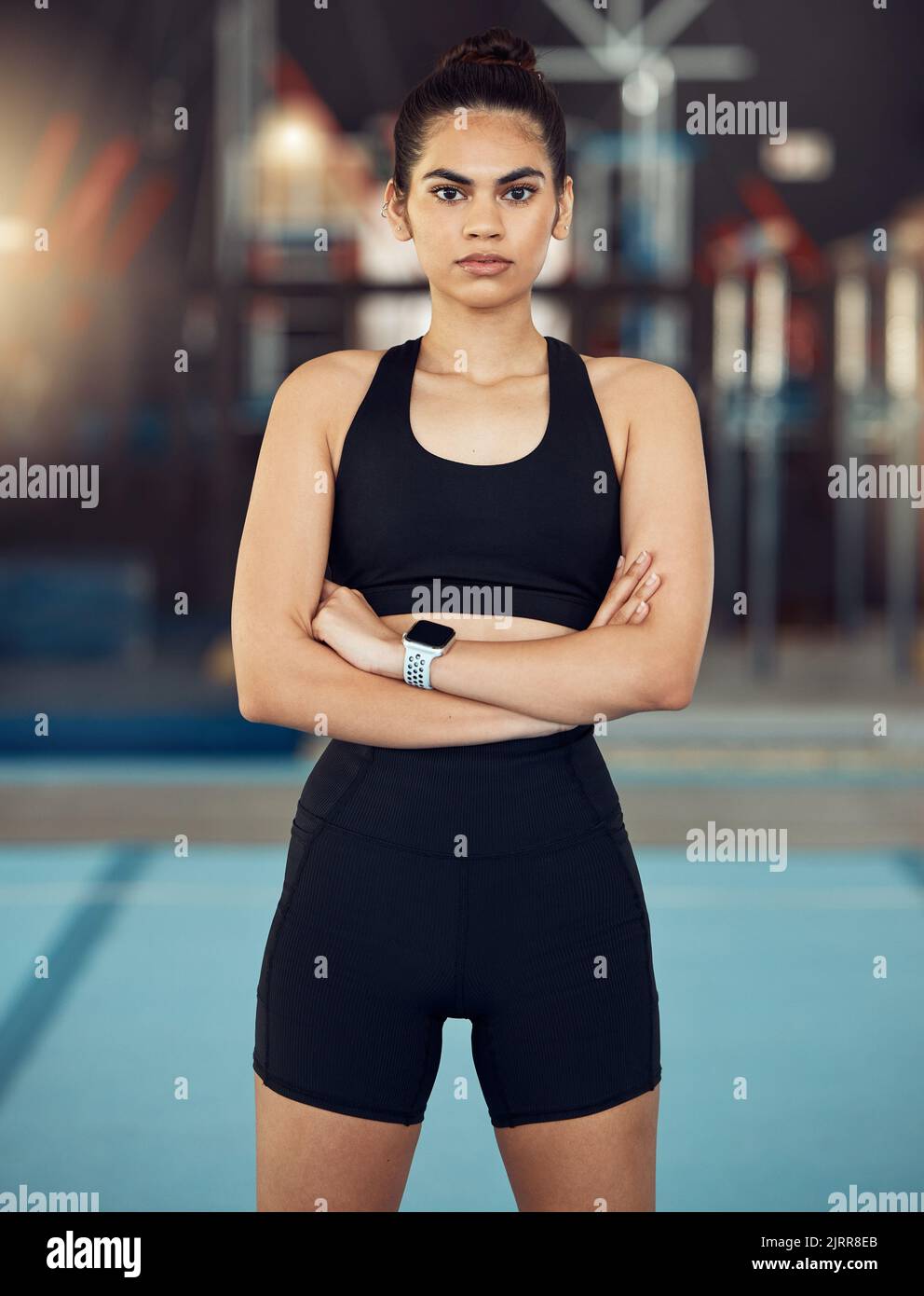 Portrait de fitness, exercice et entraînement femme dans l'entraînement ...