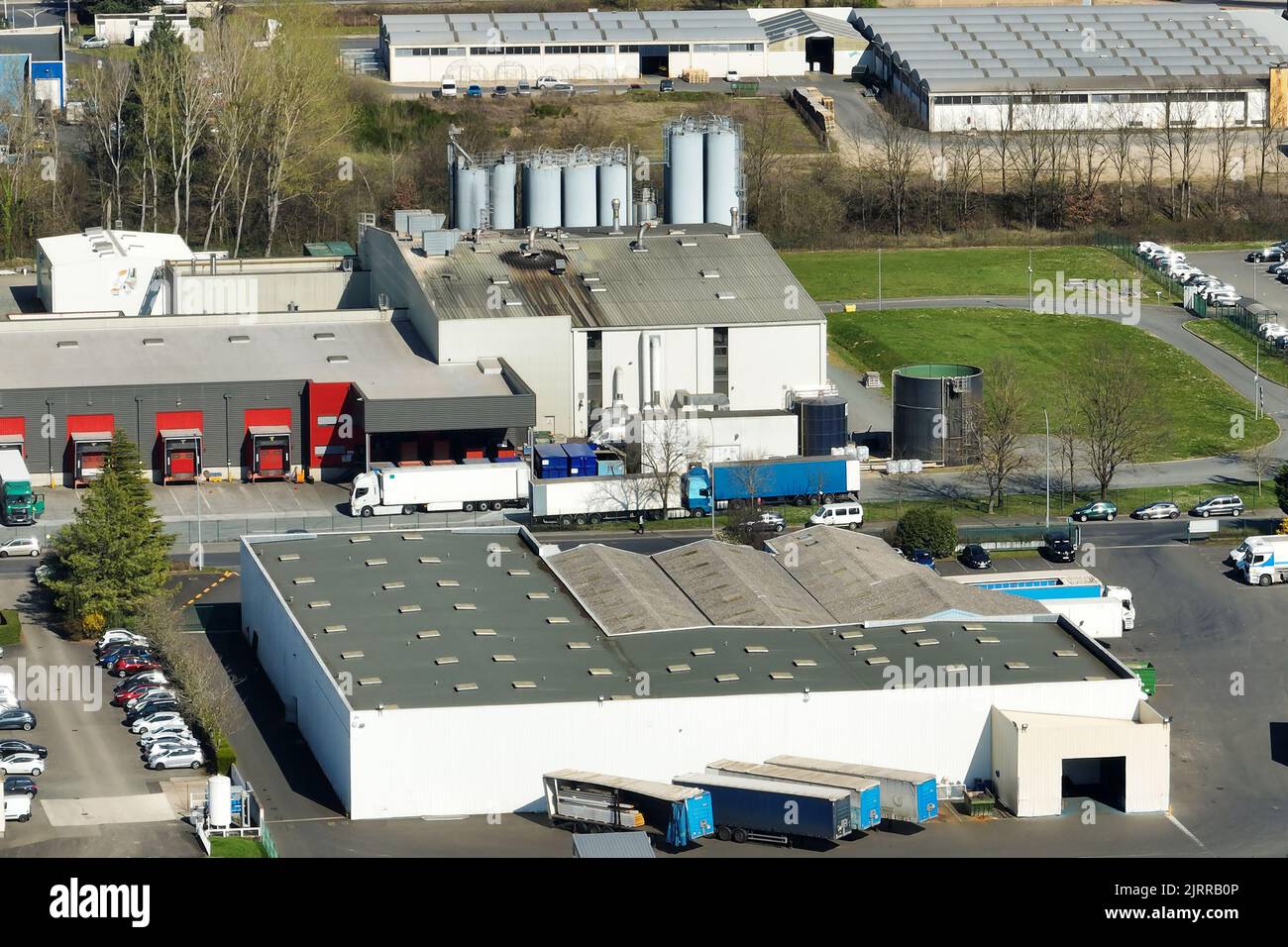 Vue aérienne des entrepôts de marchandises et du centre logistique dans ...