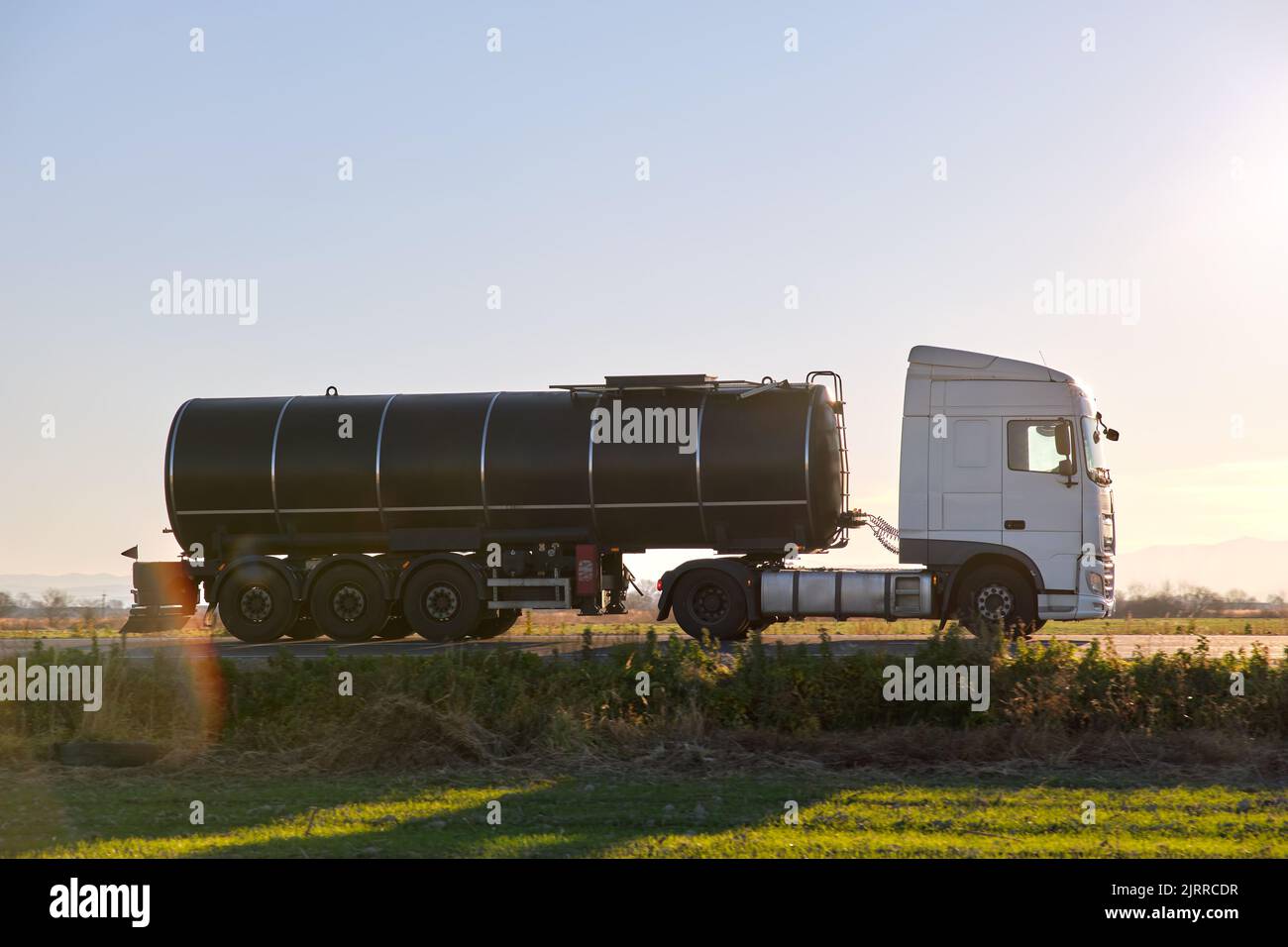 Camion-citerne à essence roulant sur autoroute transportant des ...