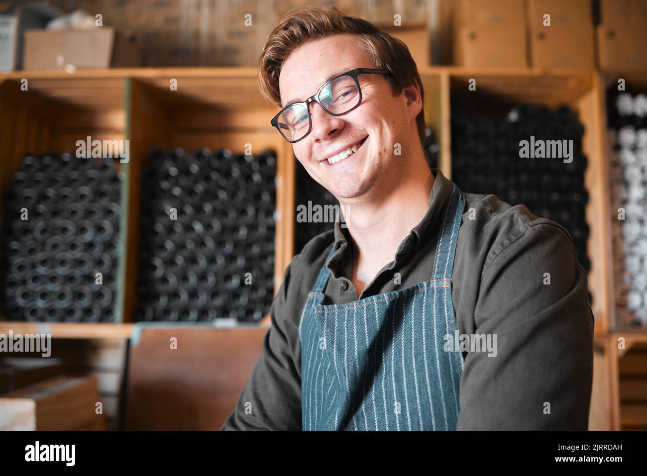 Joyeux, souriant et fier employé de vin, d'entrepôt ou de fabrication ...