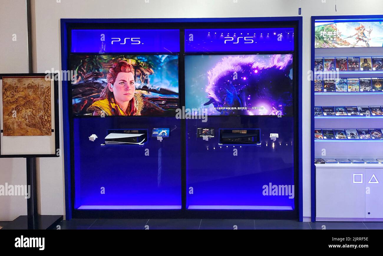 SHANGHAI, CHINE - 25 AOÛT 2022 - Une CONSOLE PLAYSTATION DE SONY est ...