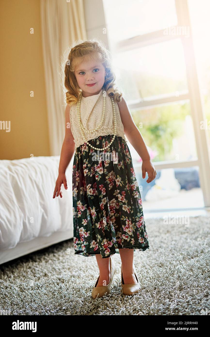 Être mignon devient facile. Portrait d'une adorable petite fille jouant ...