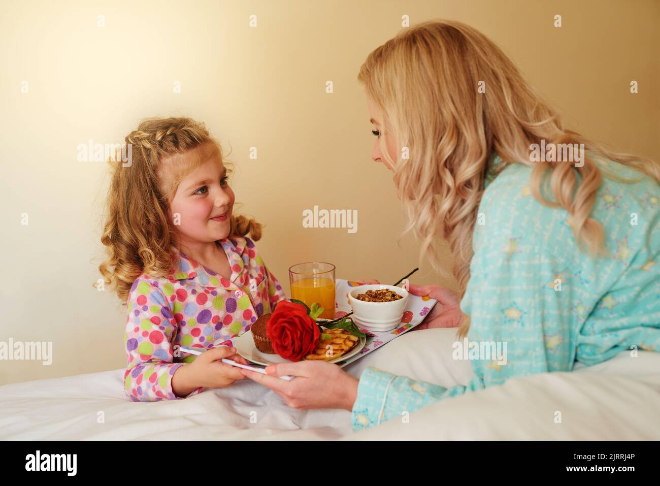 Petit déjeuner au lit pour maman Banque de photographies et d’images à ...