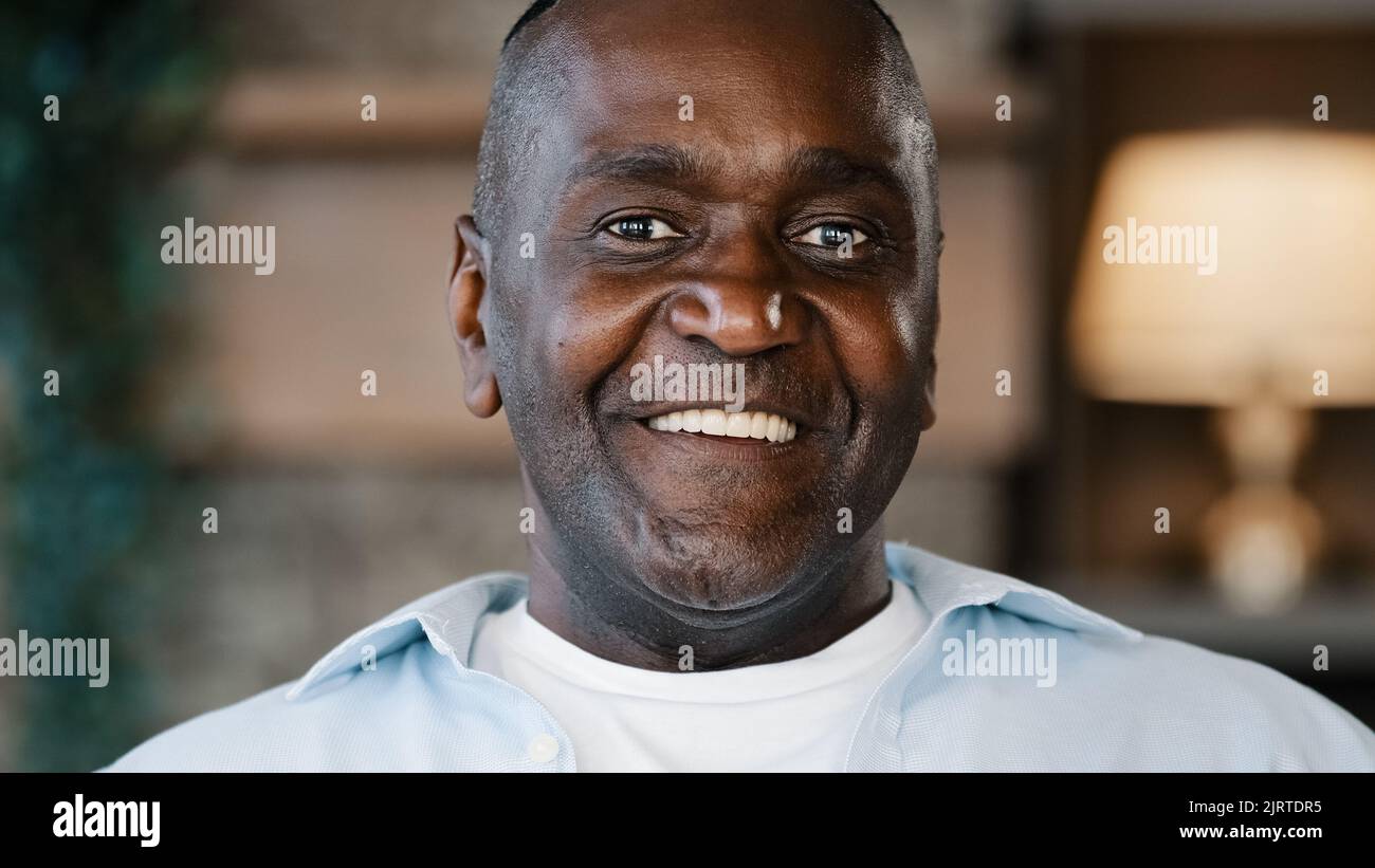 Gros plan surprise portrait masculin stupéfié visage américain africain ...