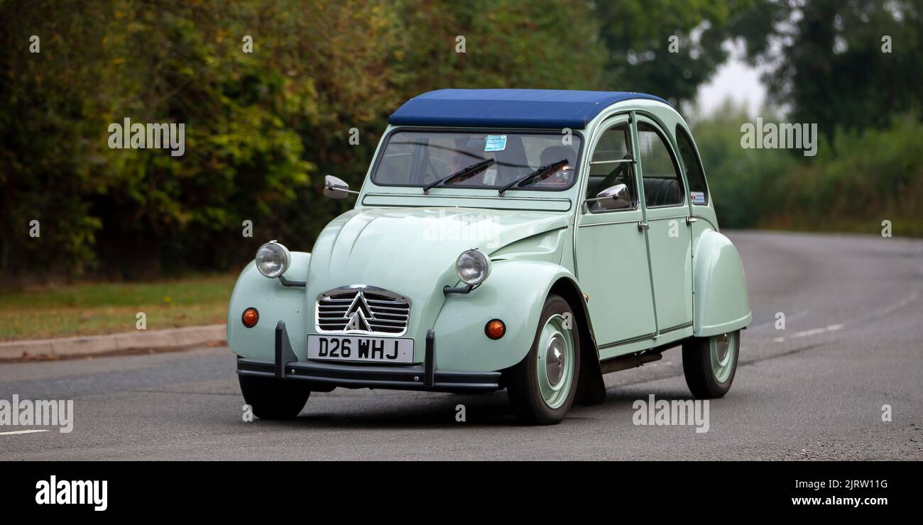 Old classic citroen 2cv motor Banque de photographies et d’images à ...