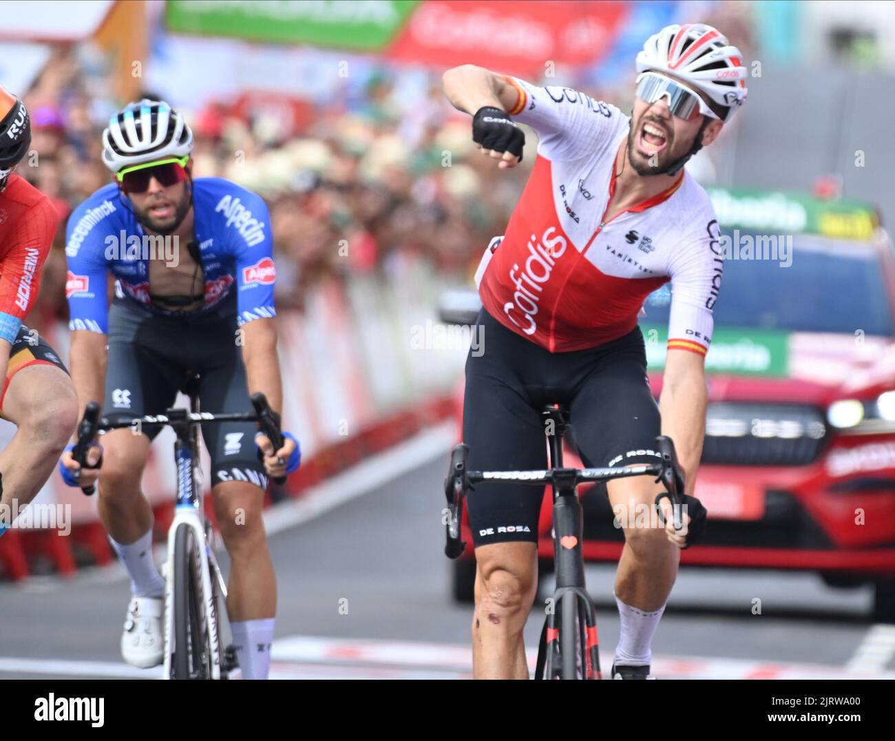 Espagnol Jésus Herrada Lopez de Cofidis traverse la ligne d'arrivée pour gagner la phase 7 de l ...