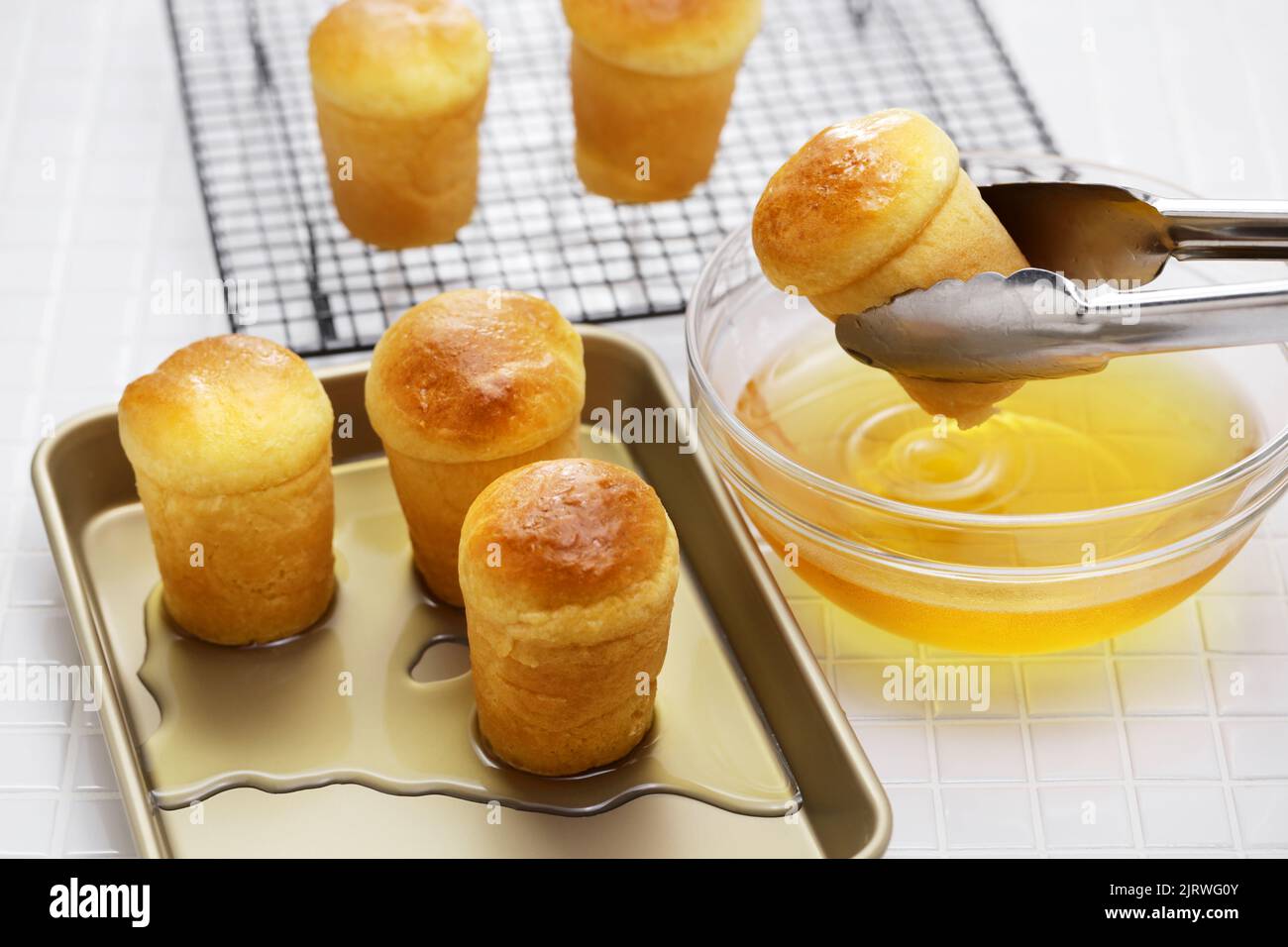 Faire du rhum baba ( baba au rhum ), dessert traditionnel français et ...