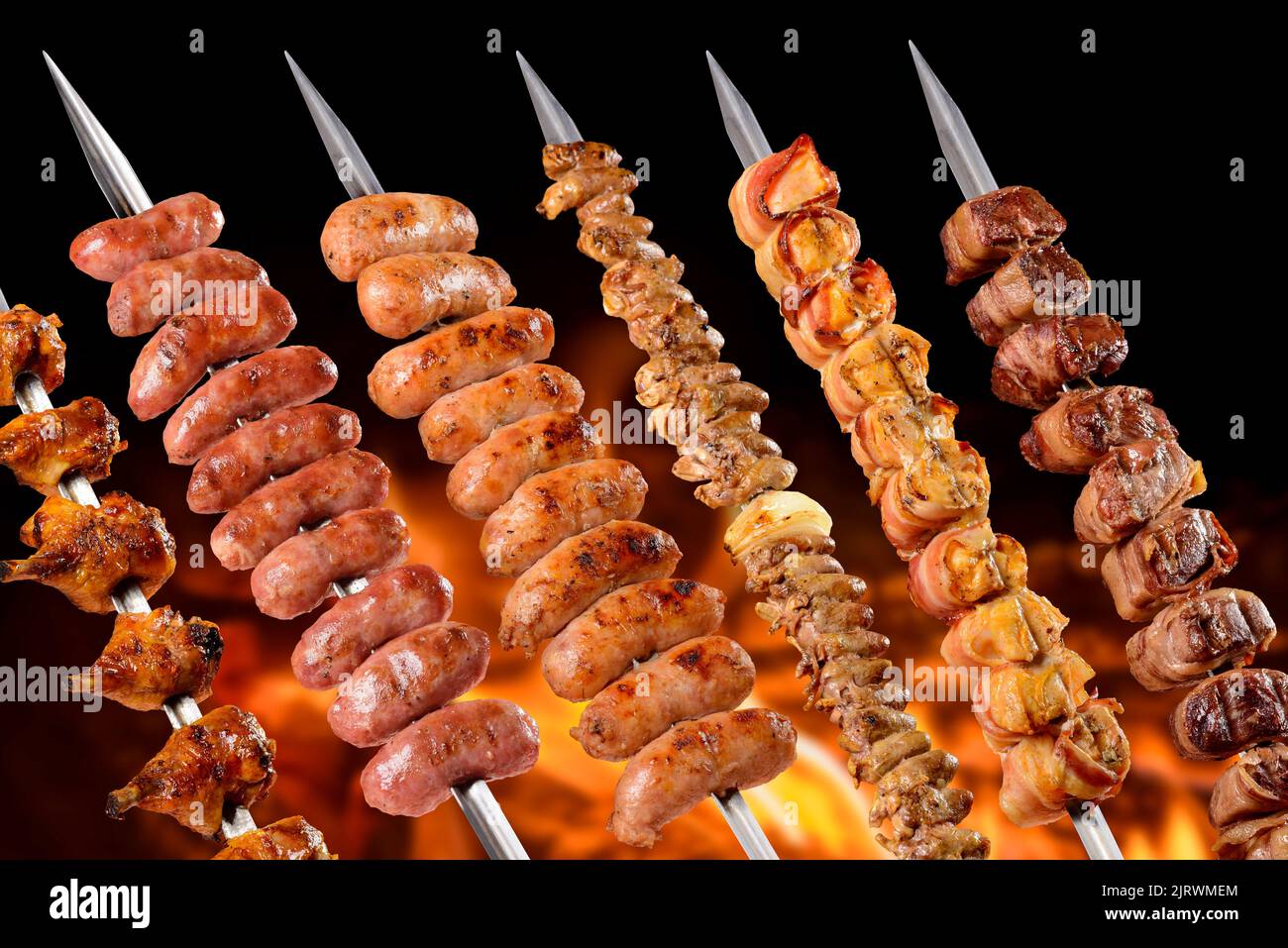 Brochettes de barbecue brésiliennes. Cuisses de poulet, saucisse de ...