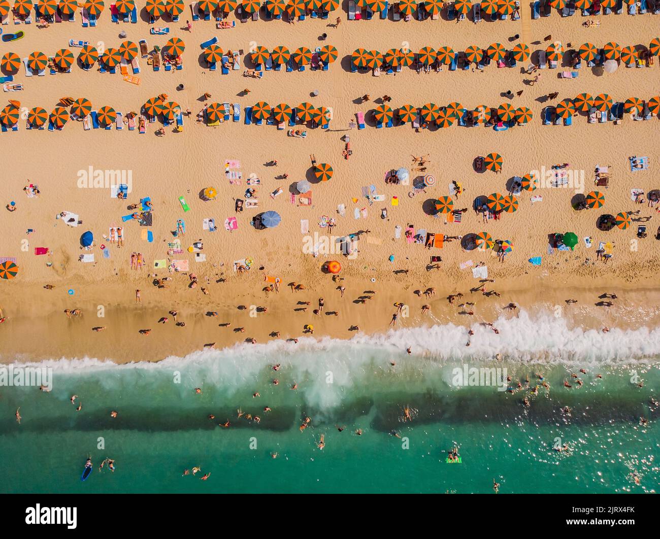 Photo de drone aérienne de célèbre organisé avec des chaises longues et ...