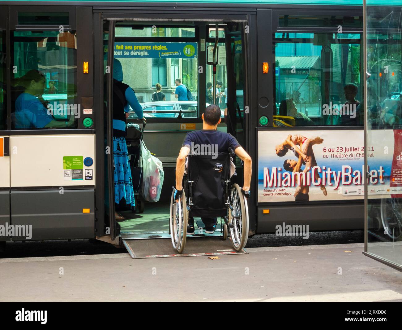 Paris, France, bus public, RATP Paris sur la rue, homme handicapé en ...