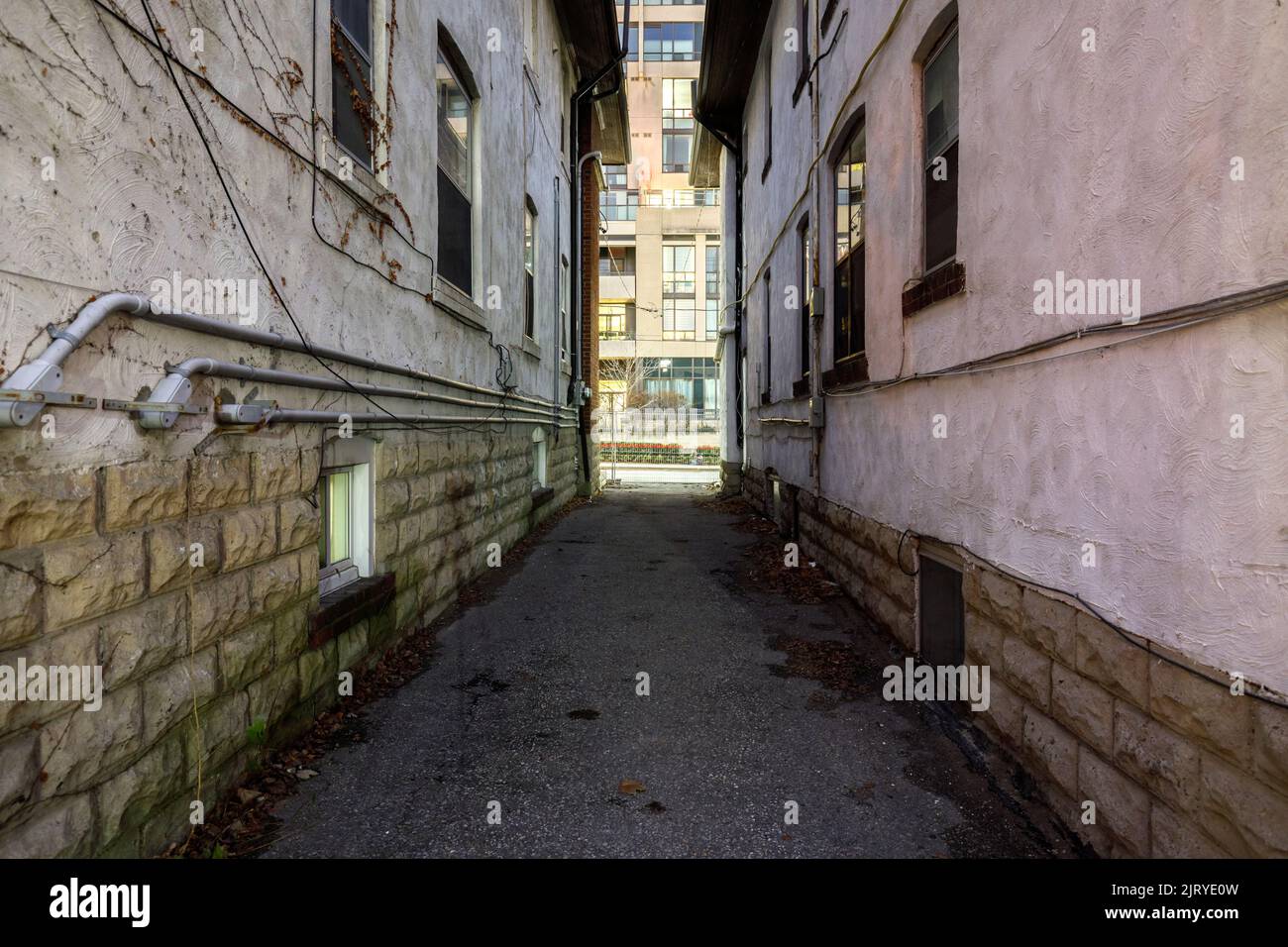 Alley between two buildings Banque de photographies et d’images à haute ...