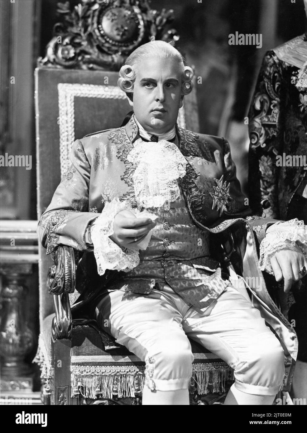 ROBERT MORLEY, roi Louis XVI, assis sur le trône à MARIE-ANTOINETTE ...