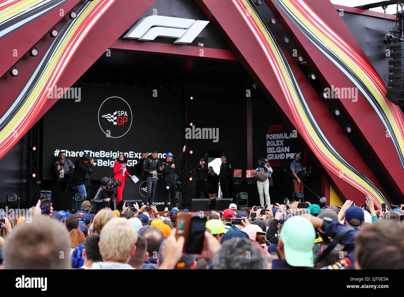 Circuit atmosphère - (de gauche à droite) : équipe Alpine F1 Esteban ...
