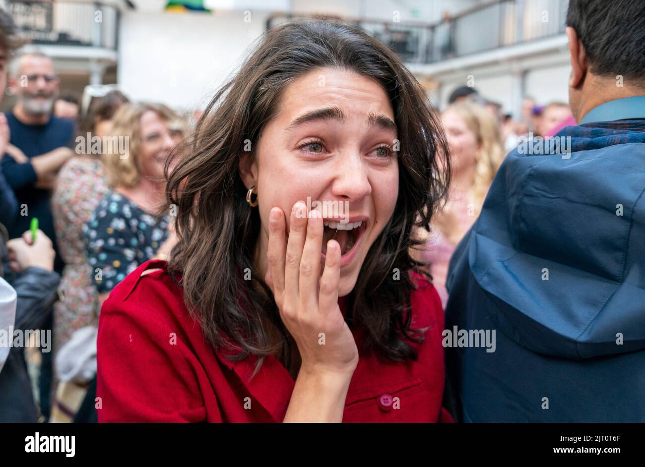 Lara Ricote réagit après avoir remporté le prix Dave's Edinburgh Comedy ...