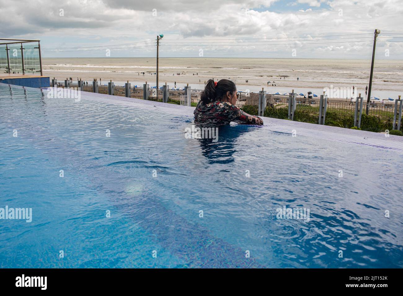 Une femme vue dans la piscine de l'hôtel Jol Torongo près de la plage ...