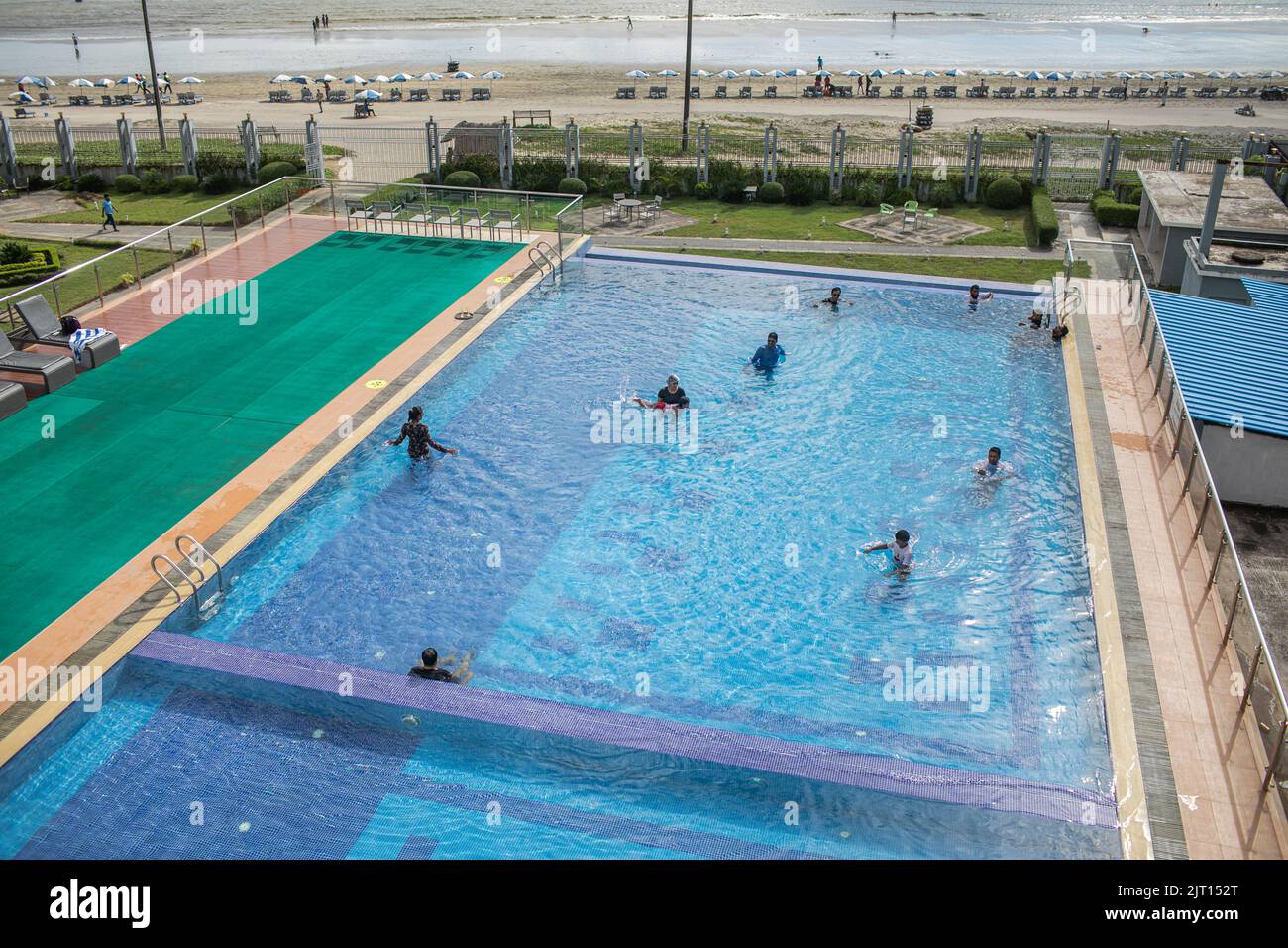Vue sur la piscine de l'hôtel Jol Torongo, près de la plage de Cox's ...