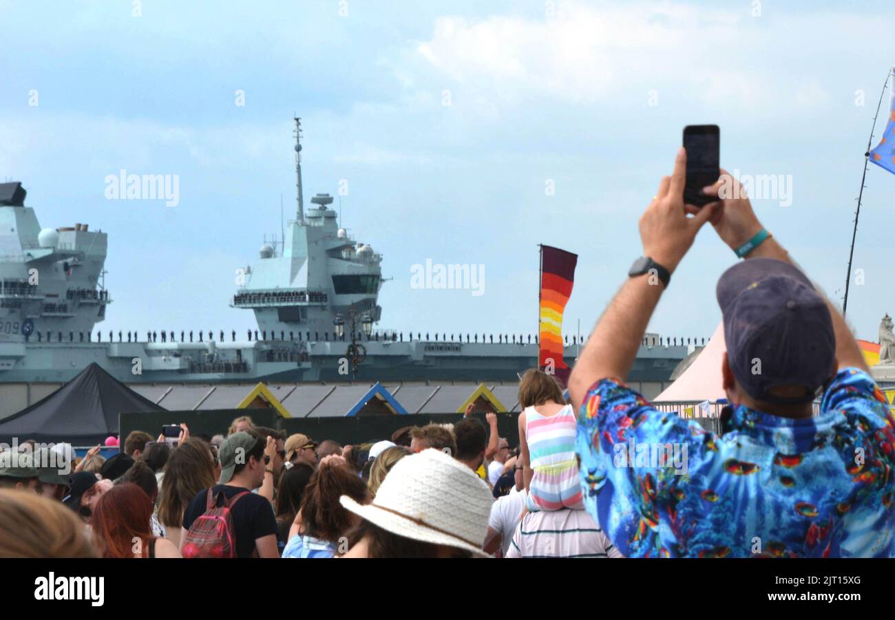 Les festivaliers du Festival sur Southsea Common donnent au porte ...