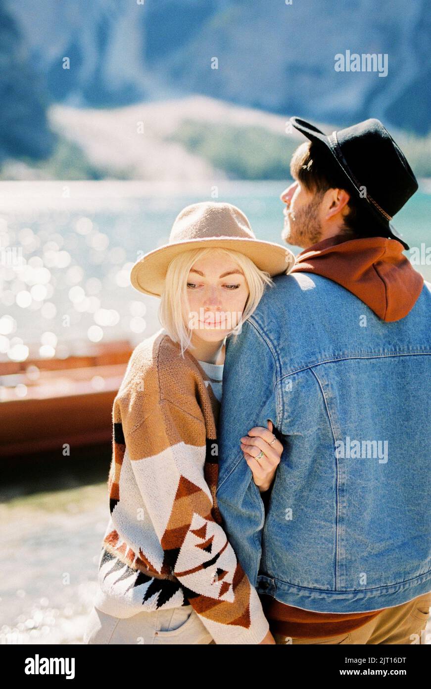 La femme se pencha contre l'épaule d'un homme tout en se tenant près du ...