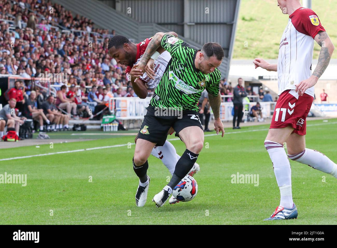 Doncaster Rovers Lee Tomlin est défié par Ali Koiki de Northampton Town ...