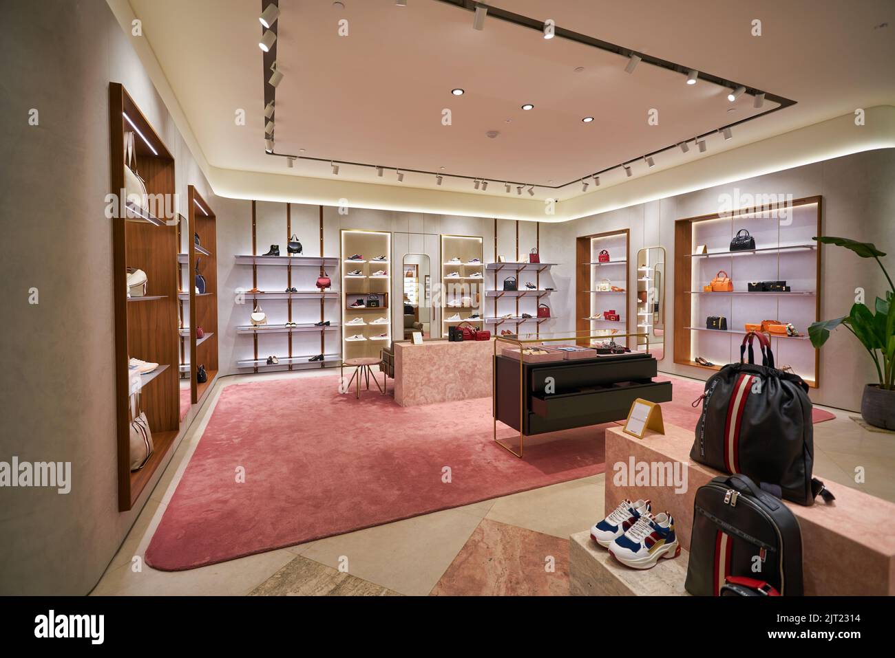 SINGAPOUR - 20 JANVIER 2020 : photo intérieure du magasin Bally dans ...