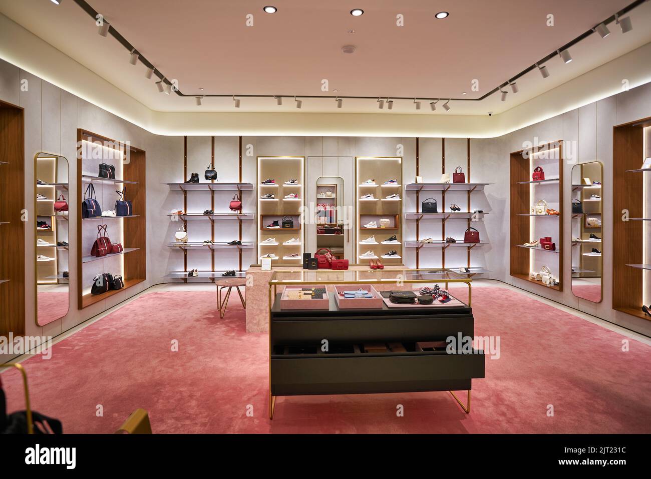 SINGAPOUR - 20 JANVIER 2020 : photo intérieure du magasin Bally dans les Shoppes de Marina Bay ...