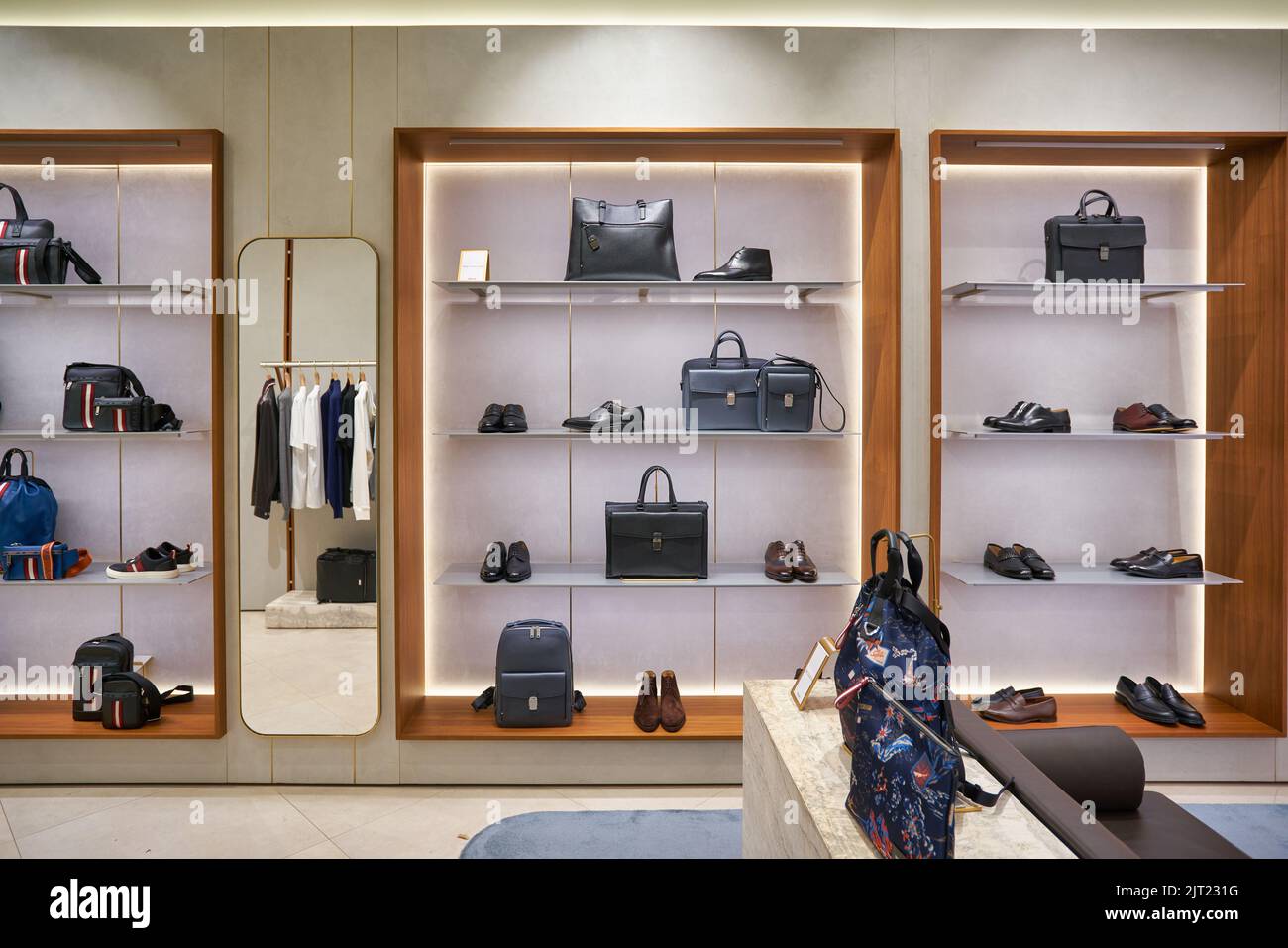 SINGAPOUR - 20 JANVIER 2020 : photo intérieure du magasin Bally dans ...