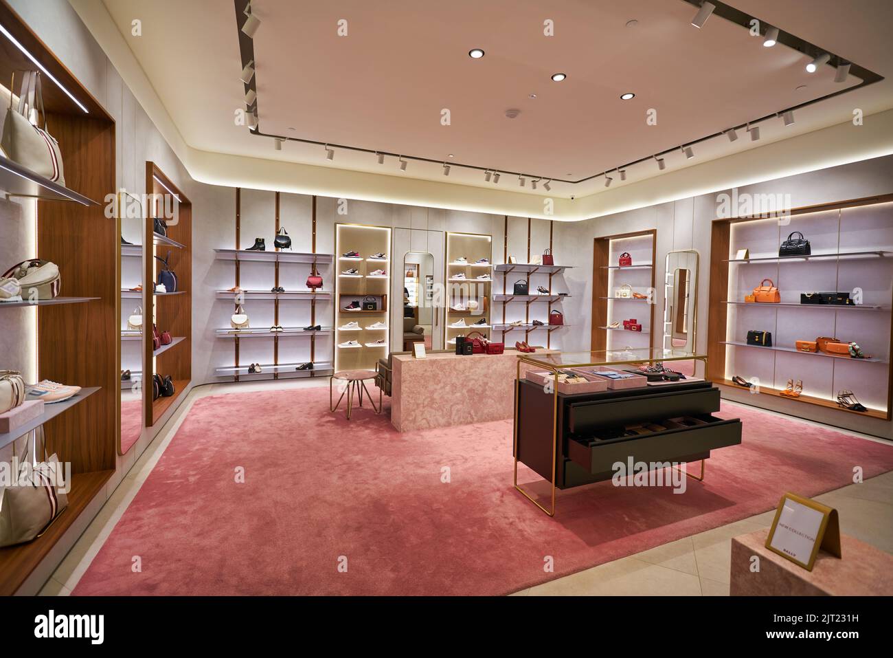 SINGAPOUR - 20 JANVIER 2020 : photo intérieure du magasin Bally dans les Shoppes de Marina Bay ...