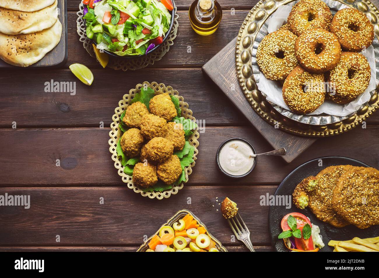 Plat traditionnel de falafel. Variétés de viandes fraîches ...