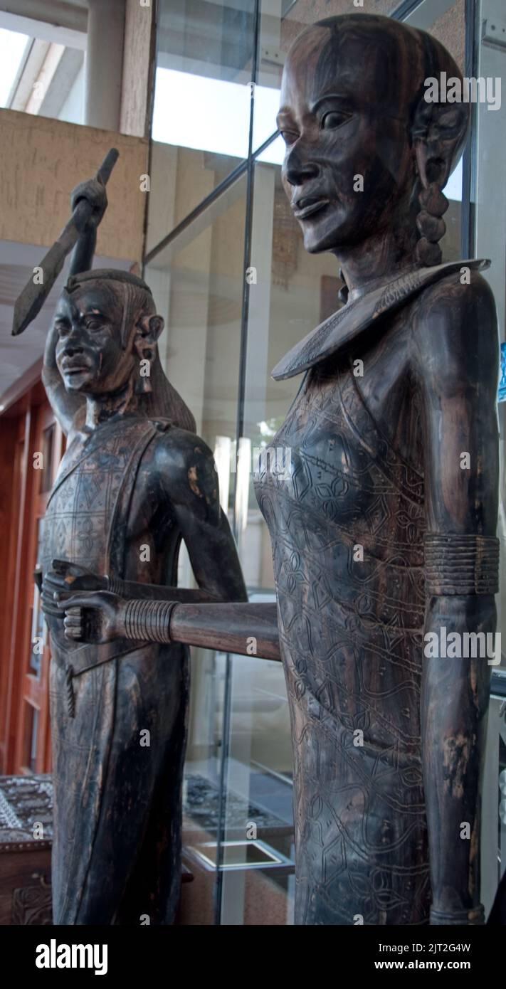 Makonde Statue du guerrier masculin (détail) et femme, Dar-es-Salaam ...