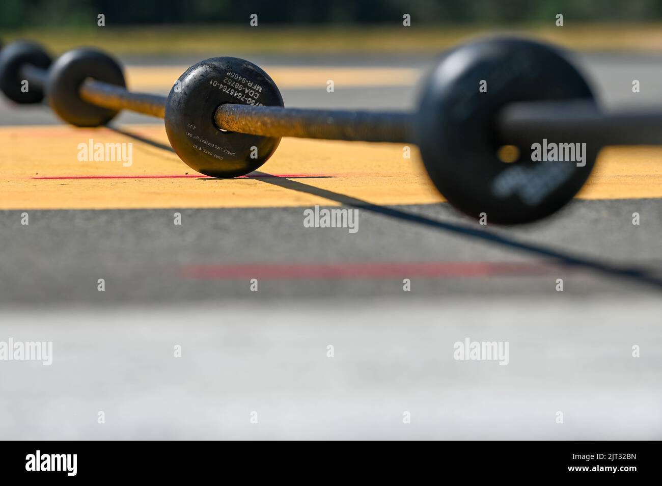 Le système d'arrêt de barrière d'aéronef BAK-12 se trouve sur la ligne ...