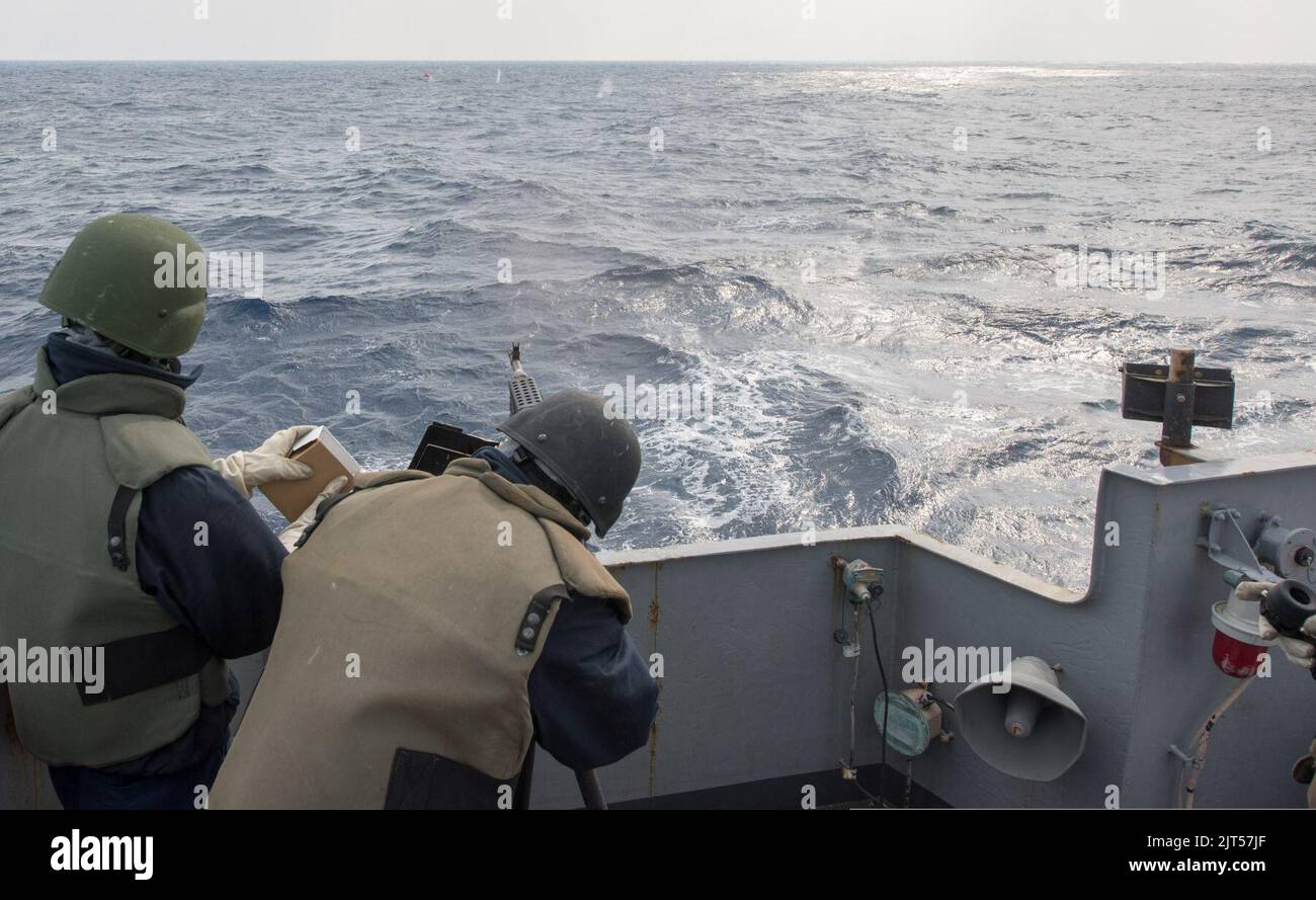 US Navy le droit de compagnon de Gunner, tire une mitrailleuse M240B ...