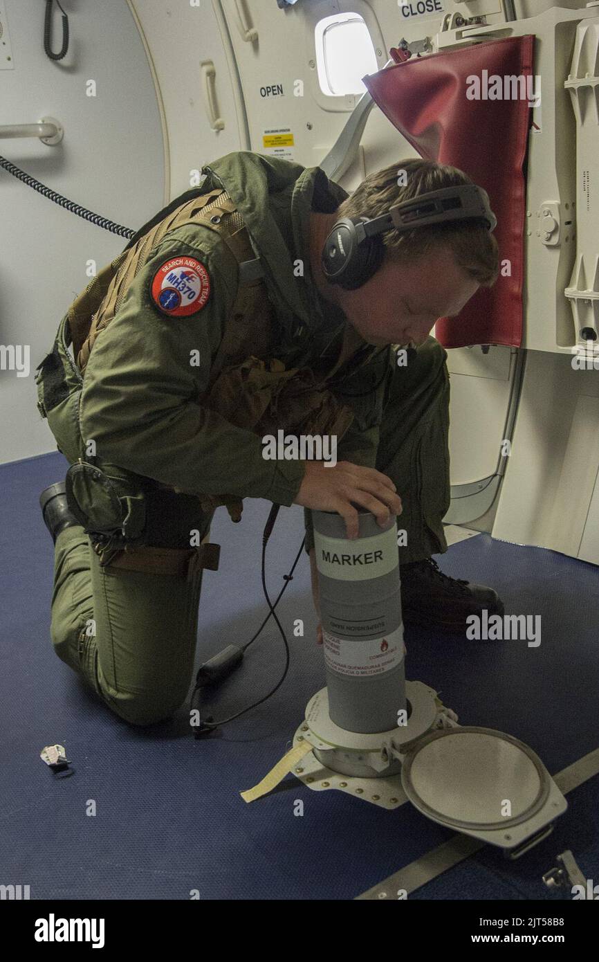 La Marine américaine Aircrewman (exploitant) 2nd classe affectée à l ...