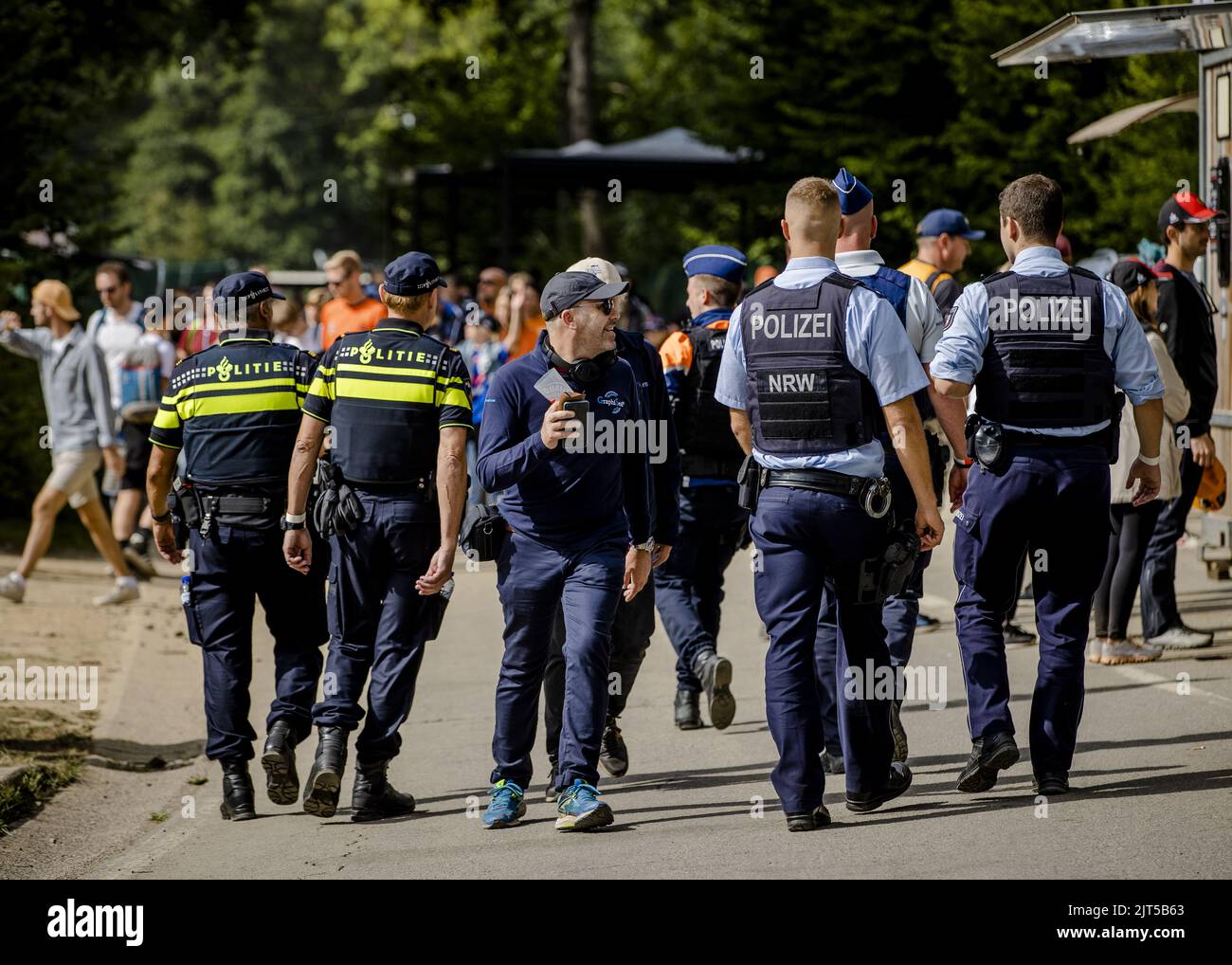SPA - officiers de police néerlandais, allemands et belges conduisant ...
