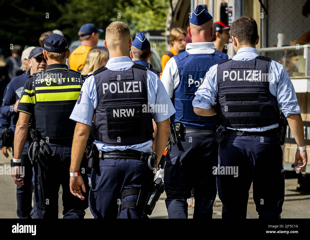 SPA - officiers de police néerlandais, allemands et belges à l'approche ...
