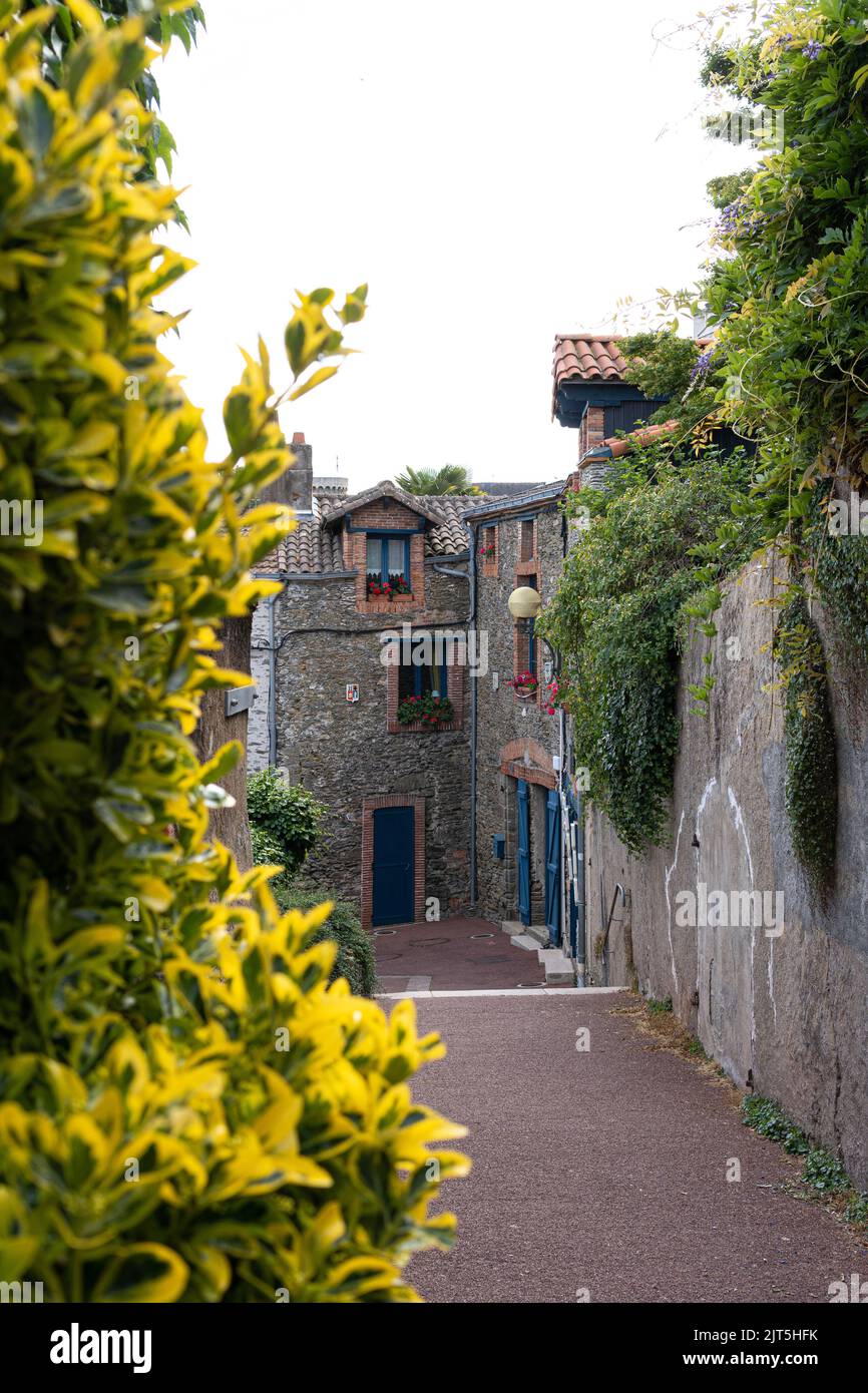 Une photo verticale des rues de Pornic entre le centre-ville et le ...