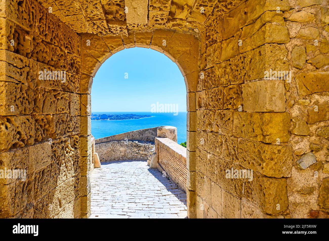 Porte de voûte dans un mur en pierre. Belle architecture médiévale à l ...