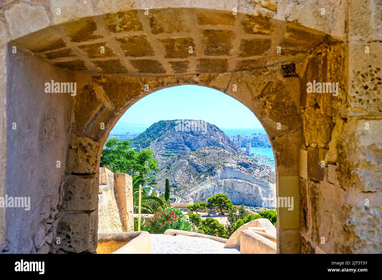 Porte de voûte dans un mur en pierre. Belle architecture médiévale à l ...