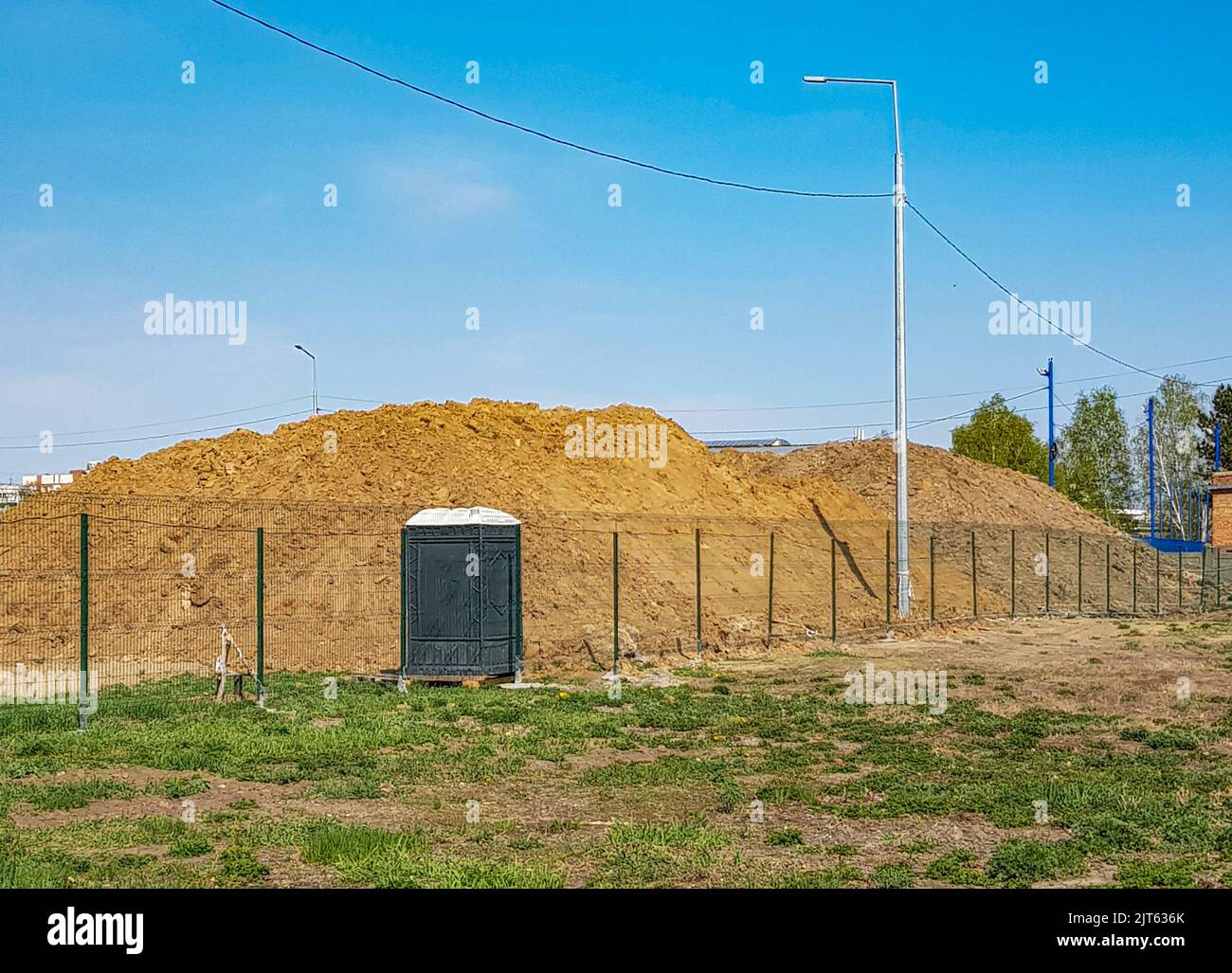 Travaux de terrassement en extérieur avec une grande pile de sable ...