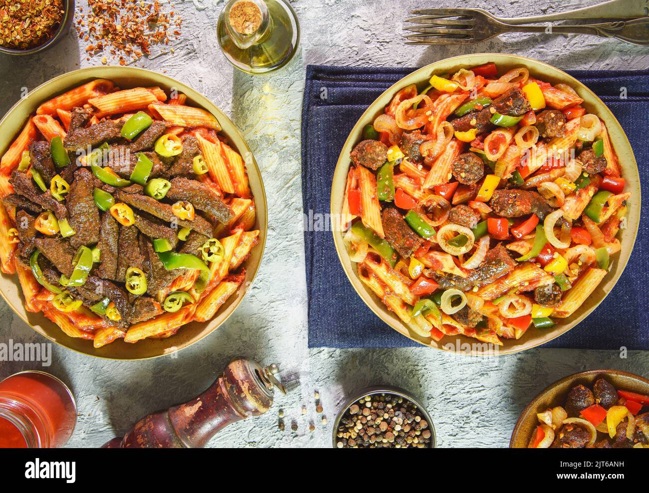 Cuisine arabe; plats traditionnels égyptiens de pâtes au foie et à la ...
