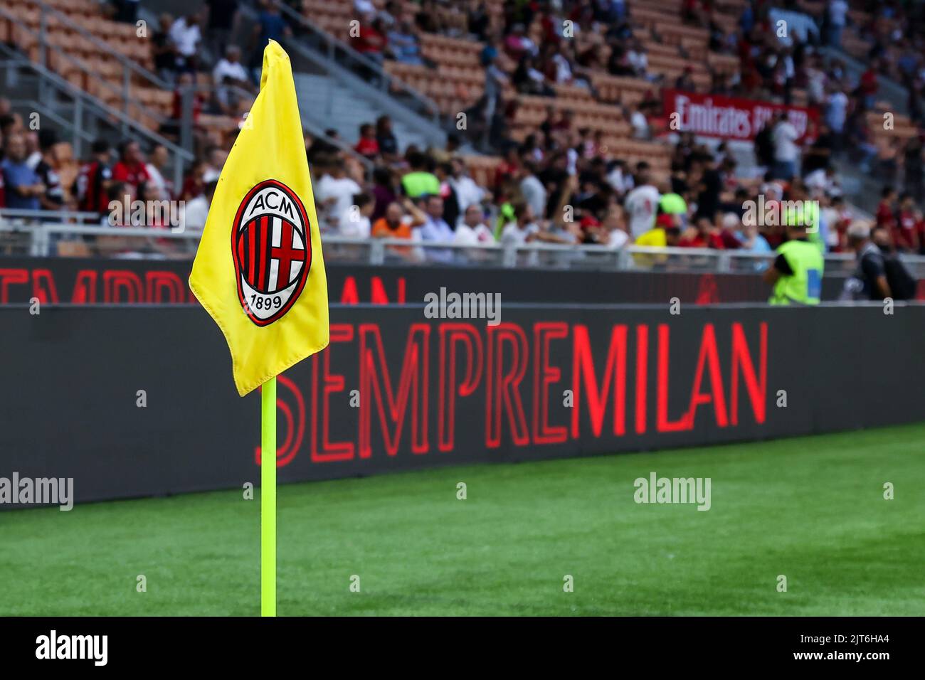 Drapeau d'Un Milan pendant la série Un match de football 2022/23 entre ...