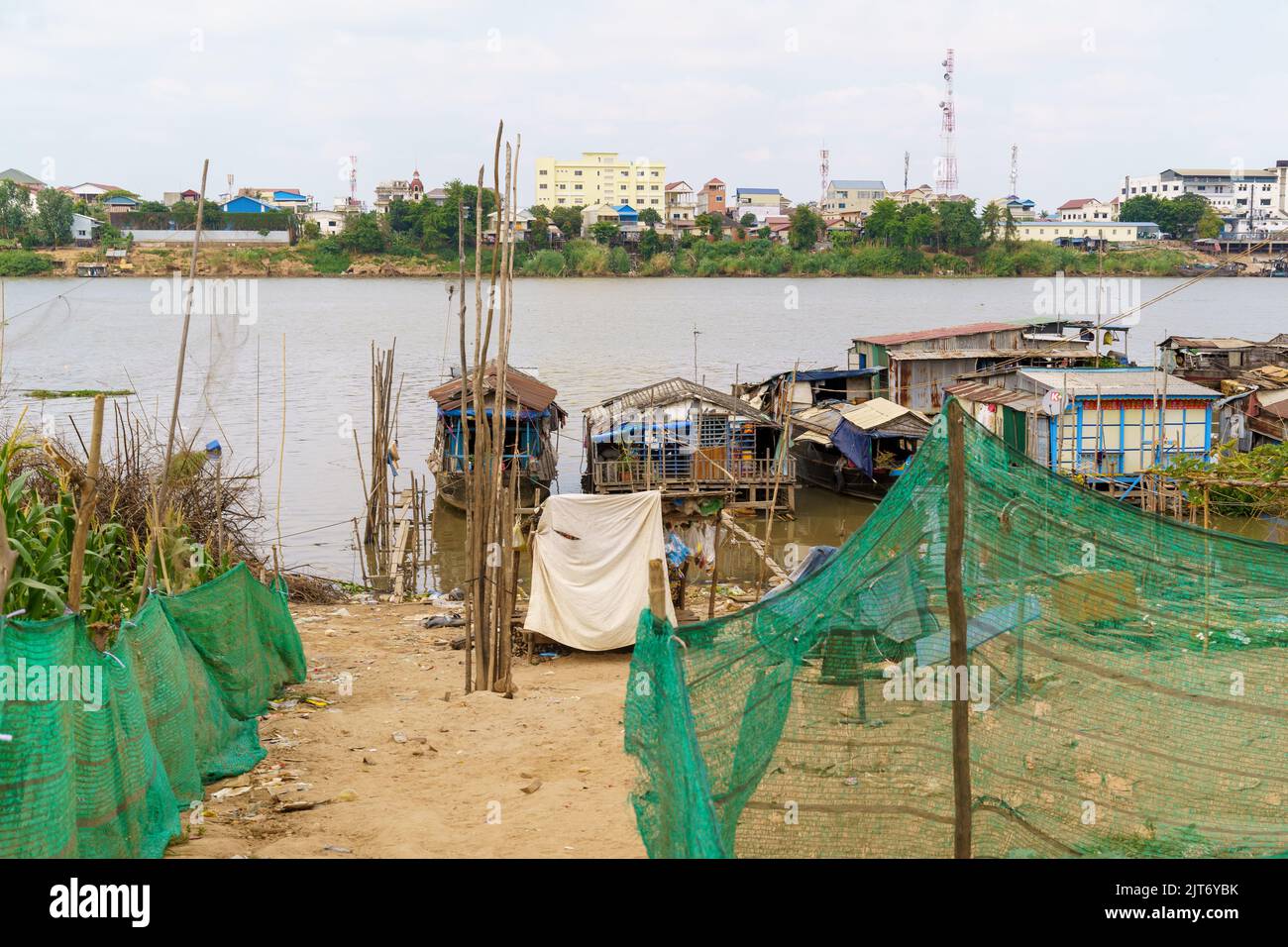 Phnom penh slum Banque de photographies et d’images à haute résolution ...