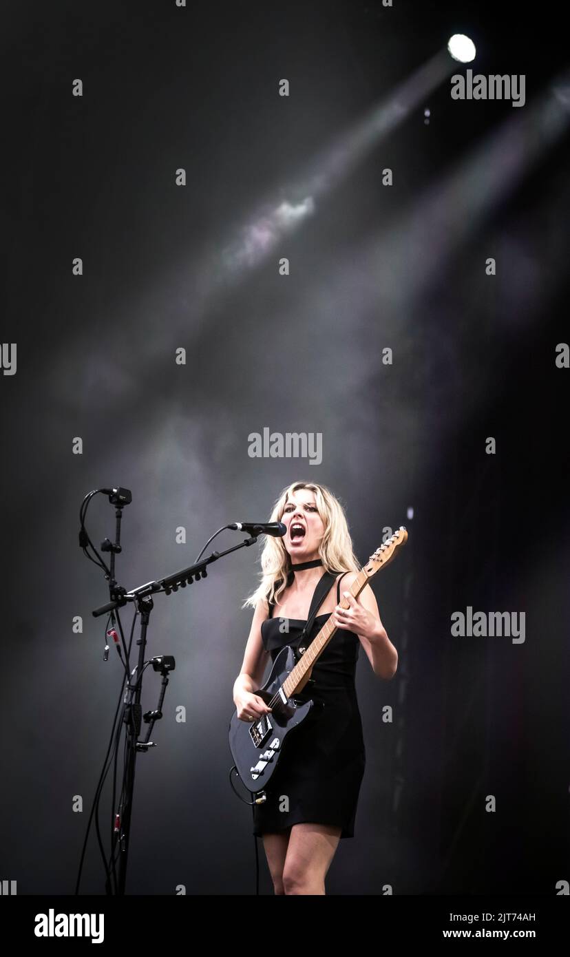 Ellie Rowsell se produit avec son groupe Wolf Alice lors du Leeds ...