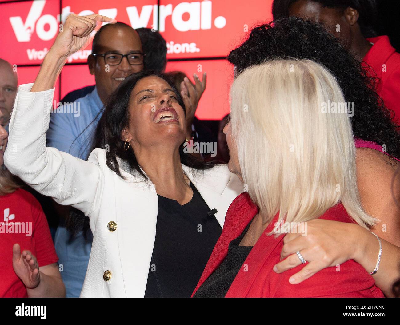 Dominique Anglade, chef du Parti libéral du Québec, salue ses partisans ...