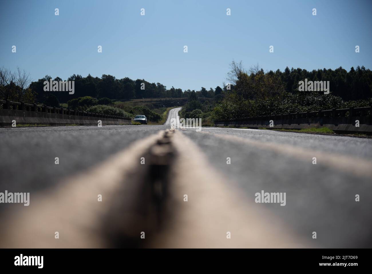 Autoroute à l'intérieur du Brésil. Route asphaltée avec peu de ...