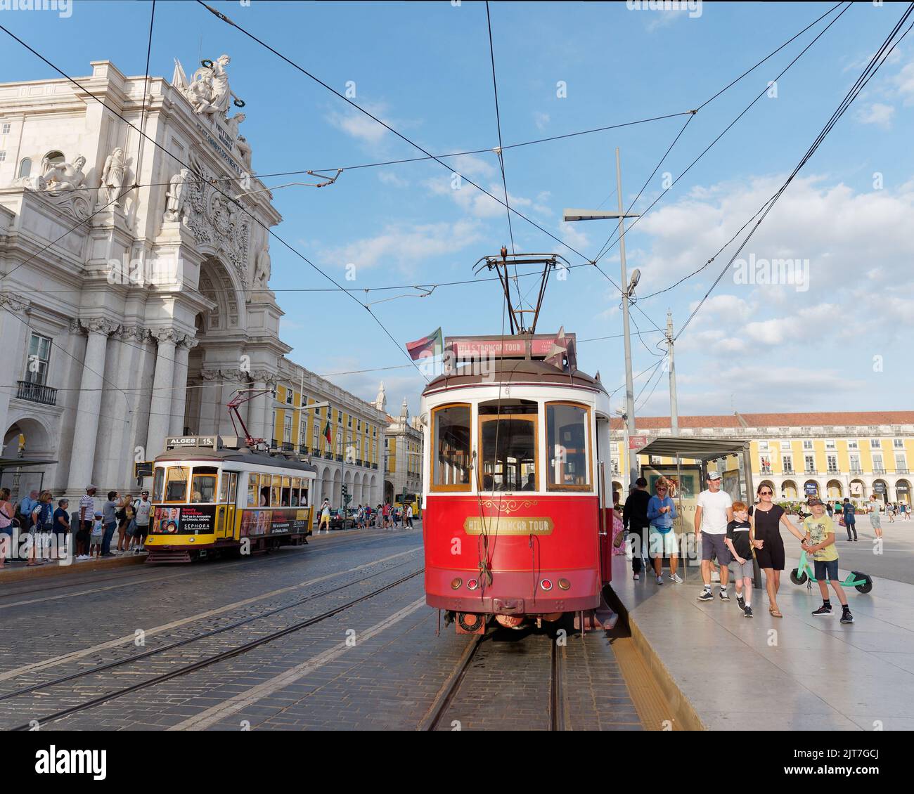 Trams aka tramway aka trolleys à Praça do Comércio (place du Commerce ...
