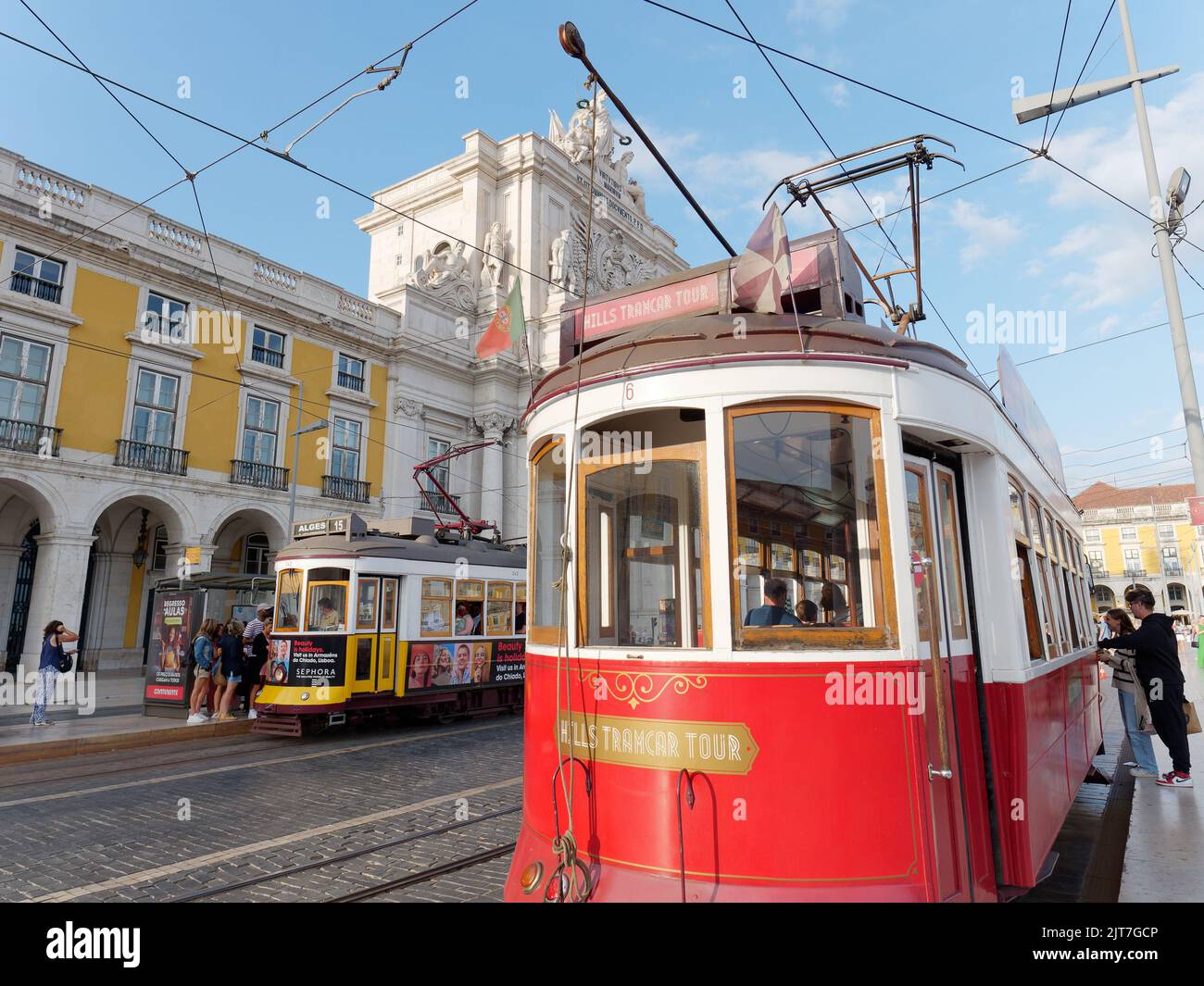 Trams aka tramway aka trolleys à Praça do Comércio (place du Commerce ...