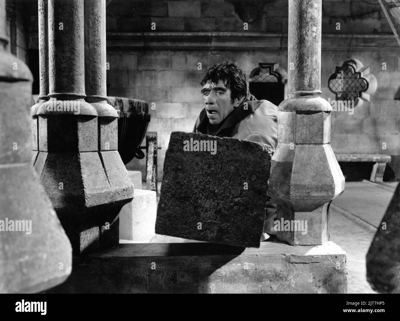ANTHONY QUINN comme Quasimodo dans LA CHASSE DE NOTRE DAME / NOTRE DAME ...