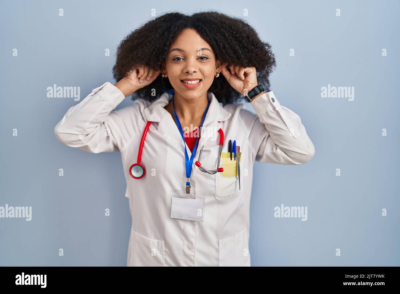 Jeune femme afro-américaine portant l'uniforme de médecin et ...